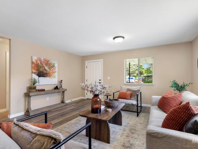 647 King Circle Dr