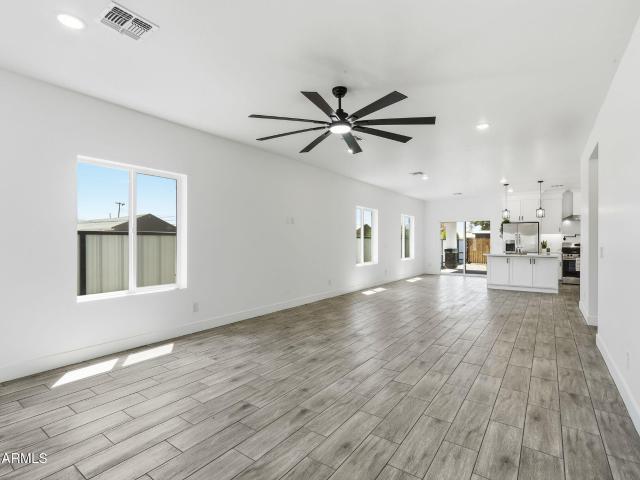 647 W DEWEY Avenue