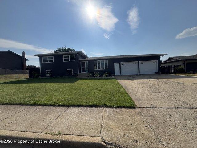 648 5th St SW, Dickinson, ND 58601