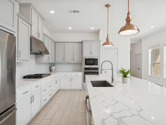 648 Courtyard Ln, Irving, TX 75039 | MLS #21179