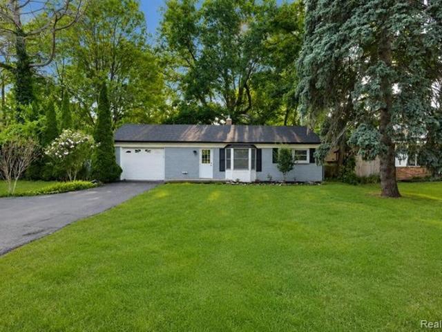 648 S Cass Lake Rd, Waterford Township, MI 48328