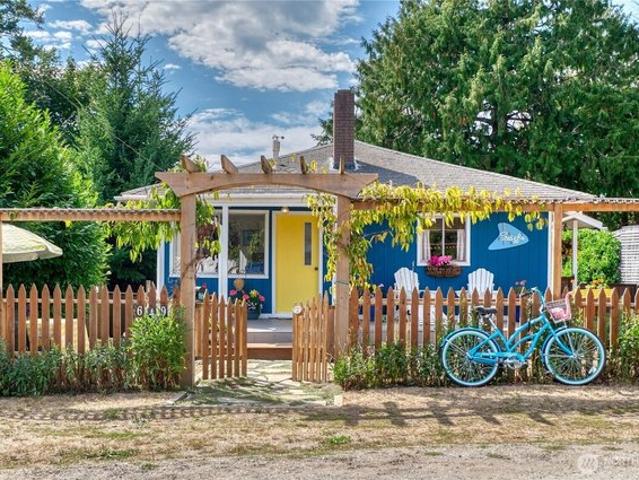 649 Bells Grv, Point Roberts, WA 98281