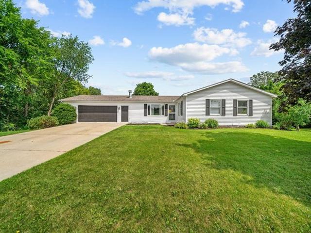 649 Sioux Dr, Freeport, IL 61032