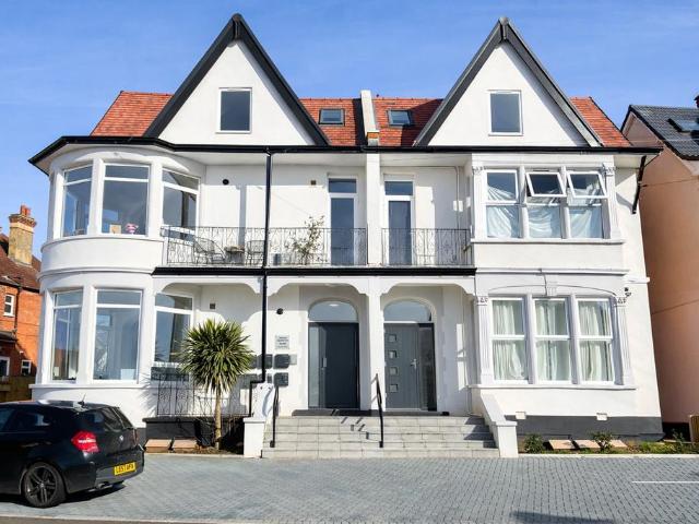 64 66 Genesta Road, Westcliff on Sea SS0 3 bed flat to rent £1,950 pcm £450 pw