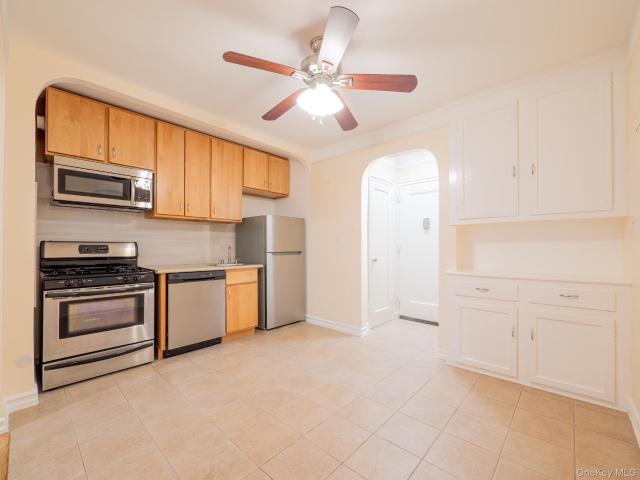 64 85 Saunders Street A9