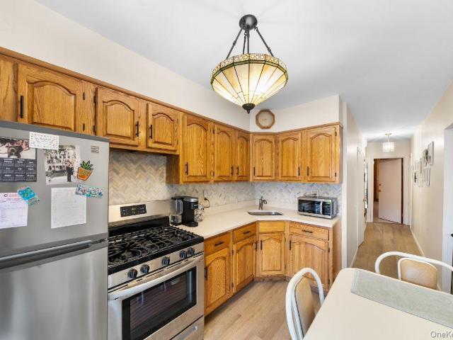 64 16 Metropolitan Avenue