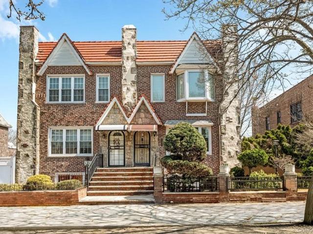 64 39 83rd St, Middle Village, NY 11379