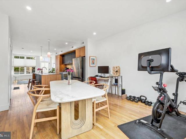 64 W Queen Lane