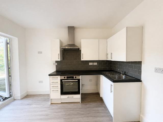 64 Winchester Road, SO16 2 bed flat to rent £1,225 pcm £283 pw