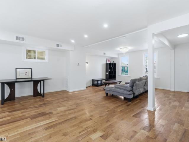 64 Willoughby St