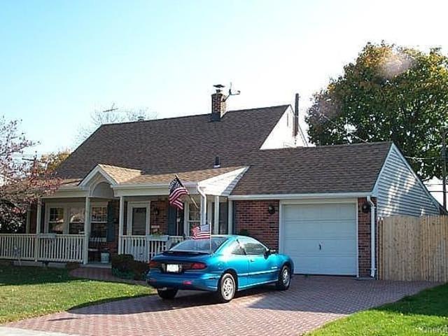 64 Corncrib Ln, Levittown, NY 11756