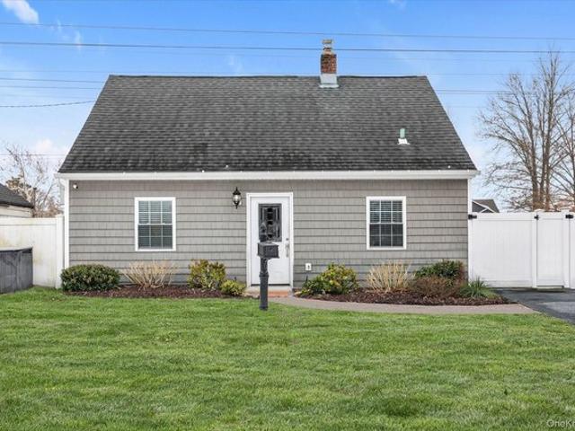 64 Cornflower Rd, Levittown, NY 11756