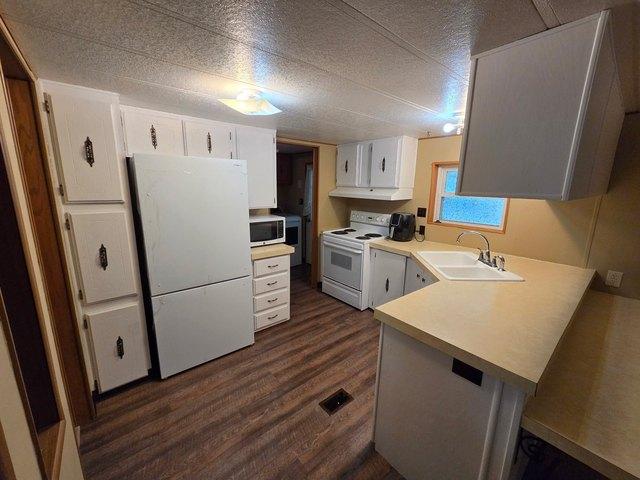 64 F St SW, Navarre, OH 44662