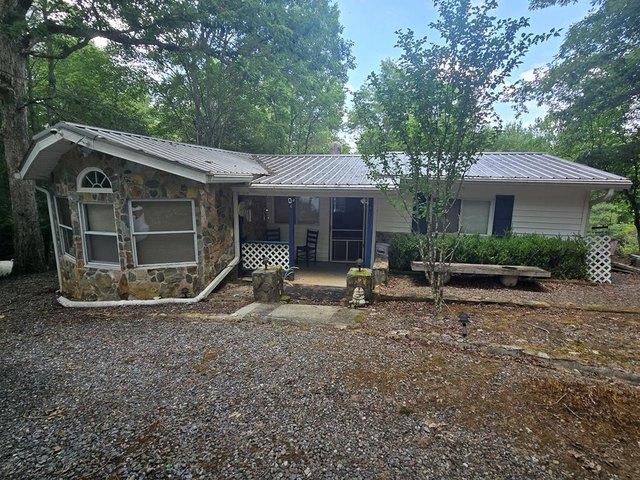 64 Green Oak Rd, Warne, NC 28909