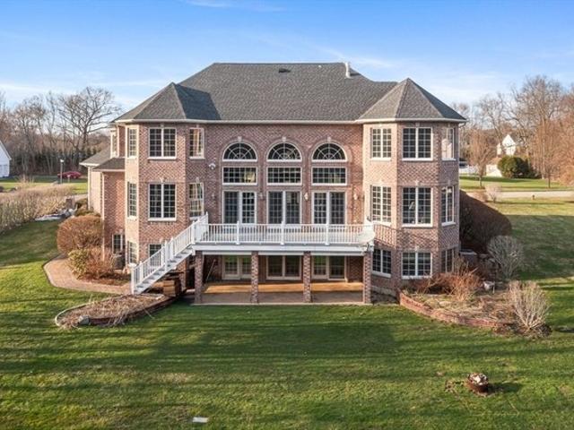 64 Kensington Ct, Swansea, MA 02777