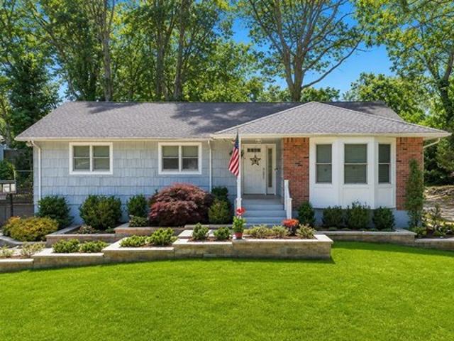 64 Patchogue Dr, Rocky Point, NY 11778