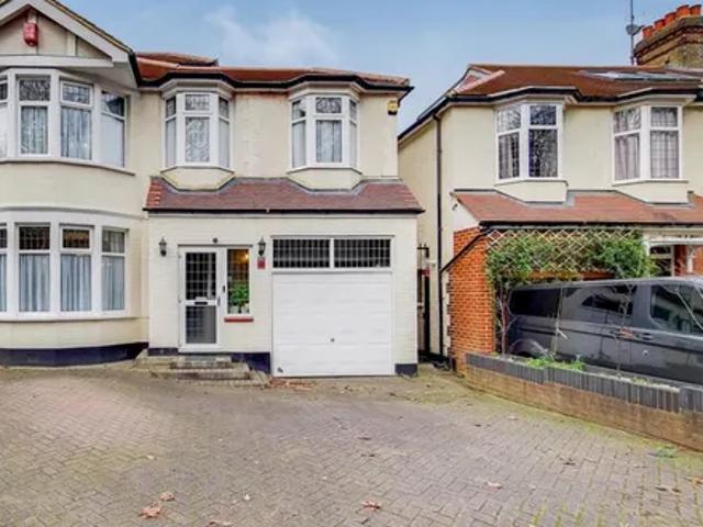 64 Queen Elizabeth's Drive, Oakwood, London, N14 6RD, United Kingdom | 6 bed duplex for rent #123516771 | Rentberry
