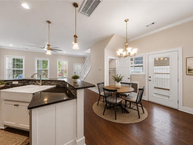 6506 Knoll View