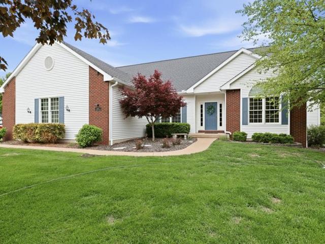 6503 Woodland Ct, Davenport, IA 52807
