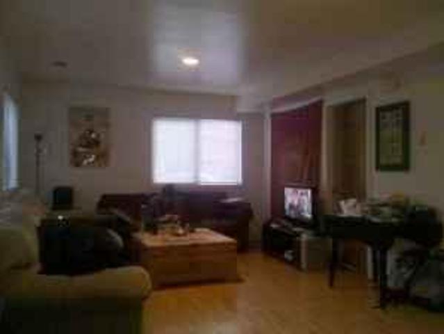 $650 / 1br Summer Sublet from May to August 1041 13th St. The Hill map