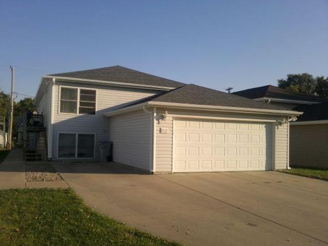 $650 / 2br Newer 2 Bedroom Apt. With 2 Stall Garage Between Campus Lincoln