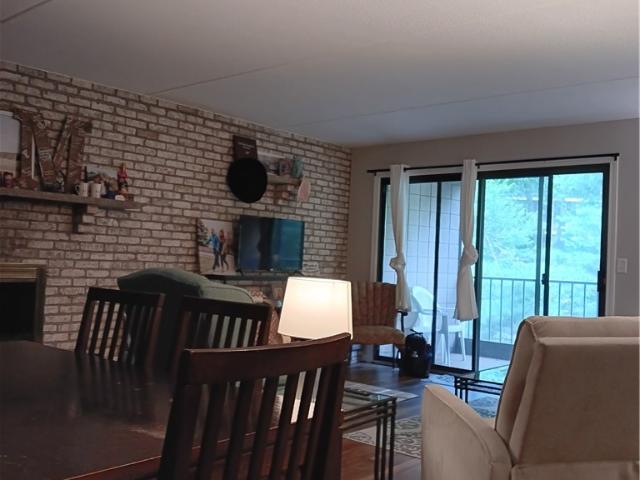 650 East Greenwich Avenue 3 305