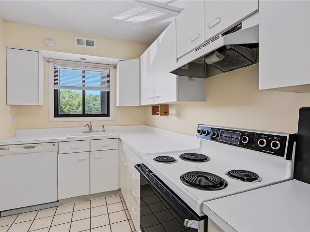 650 East Greenwich Avenue 7 207