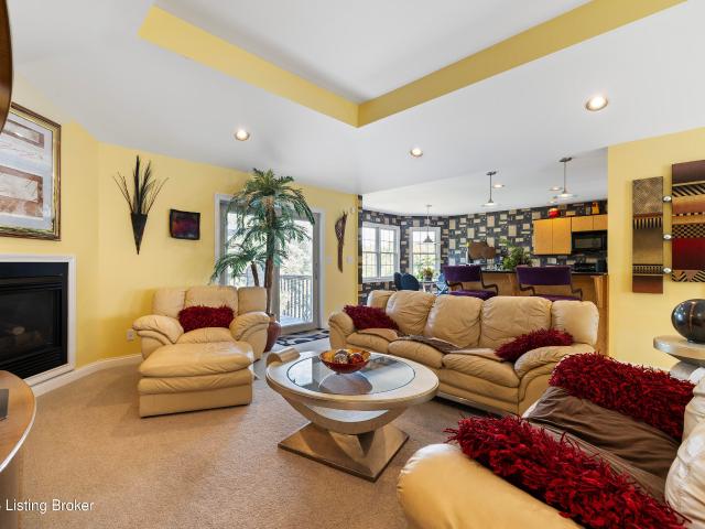 650 Foxmoore Dr