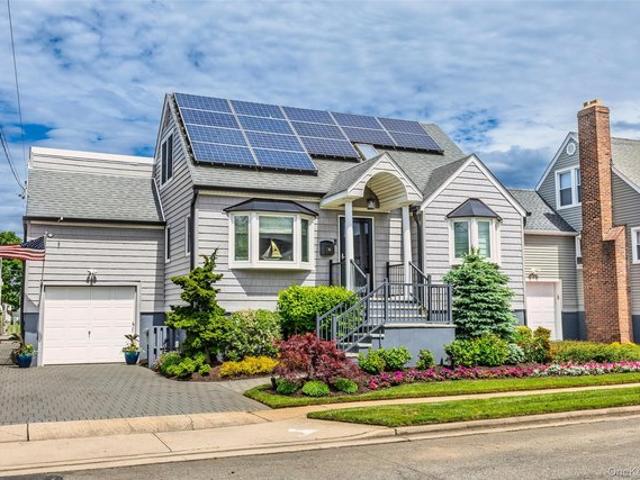 650 S 9th St, Lindenhurst, NY 11757