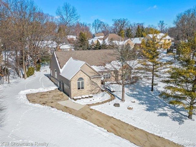 650 Plainfield Dr, White Lake, MI 48386
