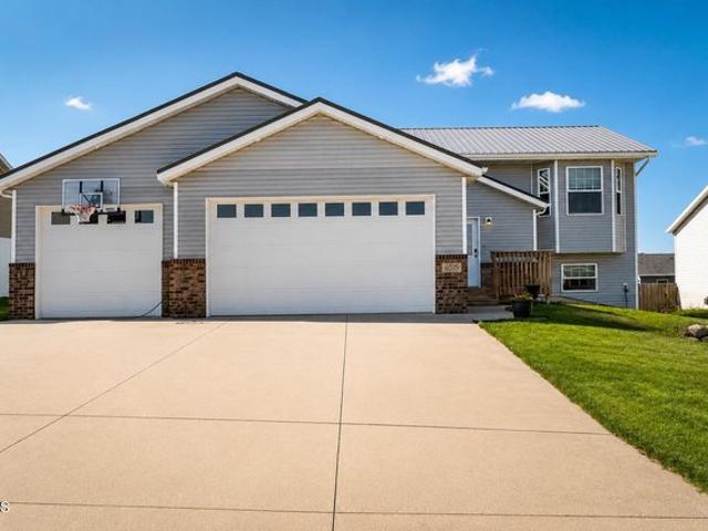 6515 Edgerly Ln, Lincoln, ND 58504