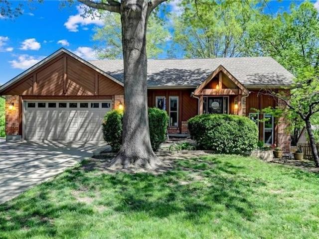 6513 Cottonwood Dr, Shawnee, KS 66216