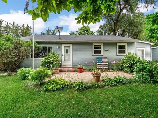 6524 Parkview Ave, Cedar Rapids, IA 52403