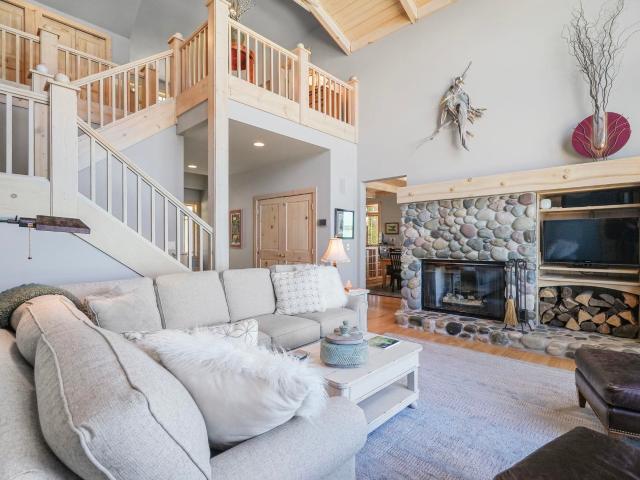 6525 Peninsula Drive