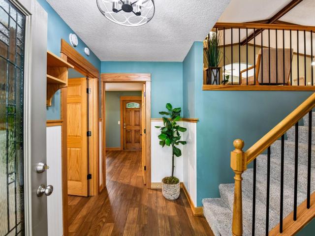 6527 Meadowlark Lane N