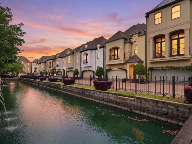 6527 Clarewood Oak Estates Ln, Houston, TX 77081 | MLS #9377 | Compass