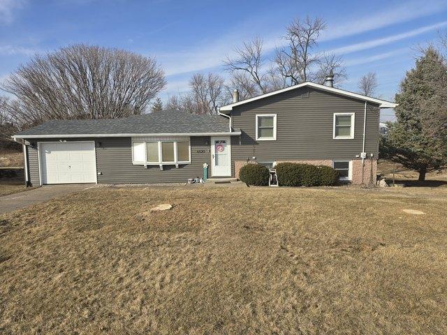 6520 W 60th St, Davenport, IA 52806