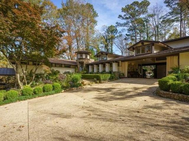 652 Londonberry Rd, Sandy Springs, GA 30327