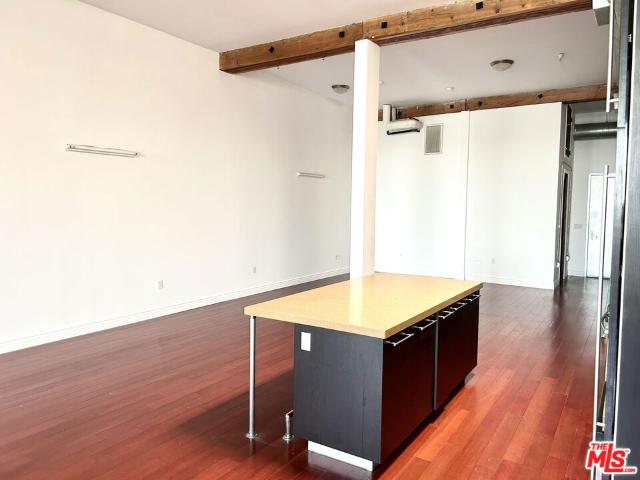 652 Mateo Street 305