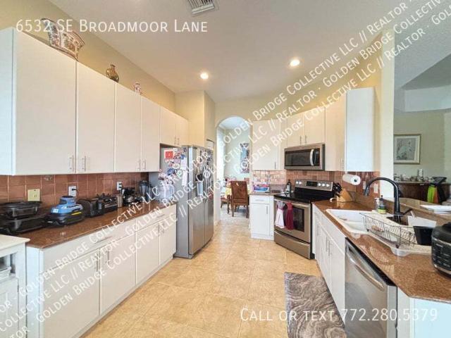6532 SE Broadmoor Lane, 3 beds, 2 full baths