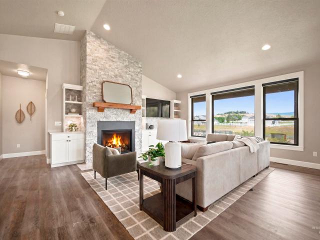 653 W Heikes Ln