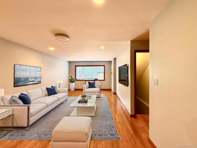 6542 Metropolitan Avenue