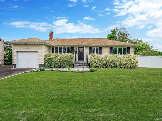 654 S 5th St, Lindenhurst, NY 11757