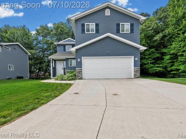 6555 Skylar Ln, Waterford Township, MI 48327