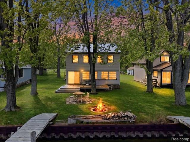 6556 Dickinson Is, Clay Township, MI 48001