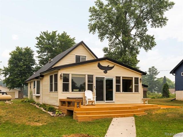 6559 Circle Dr, Hamilton, MI 48625