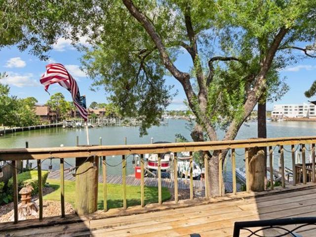 655 Davis Rd, League City, TX 77573