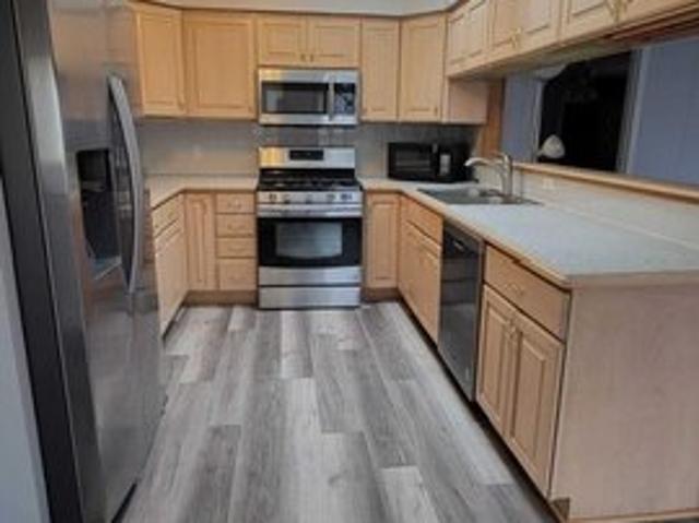 655 Robinwood Dr, Troy, MI 48083
