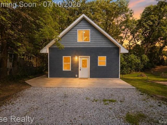 6560 Lowell Dr, Green Oak Township, MI 48116