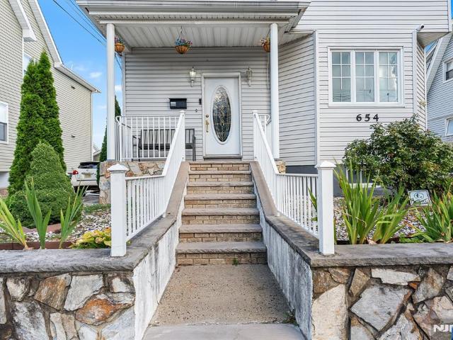 656 Devon Street